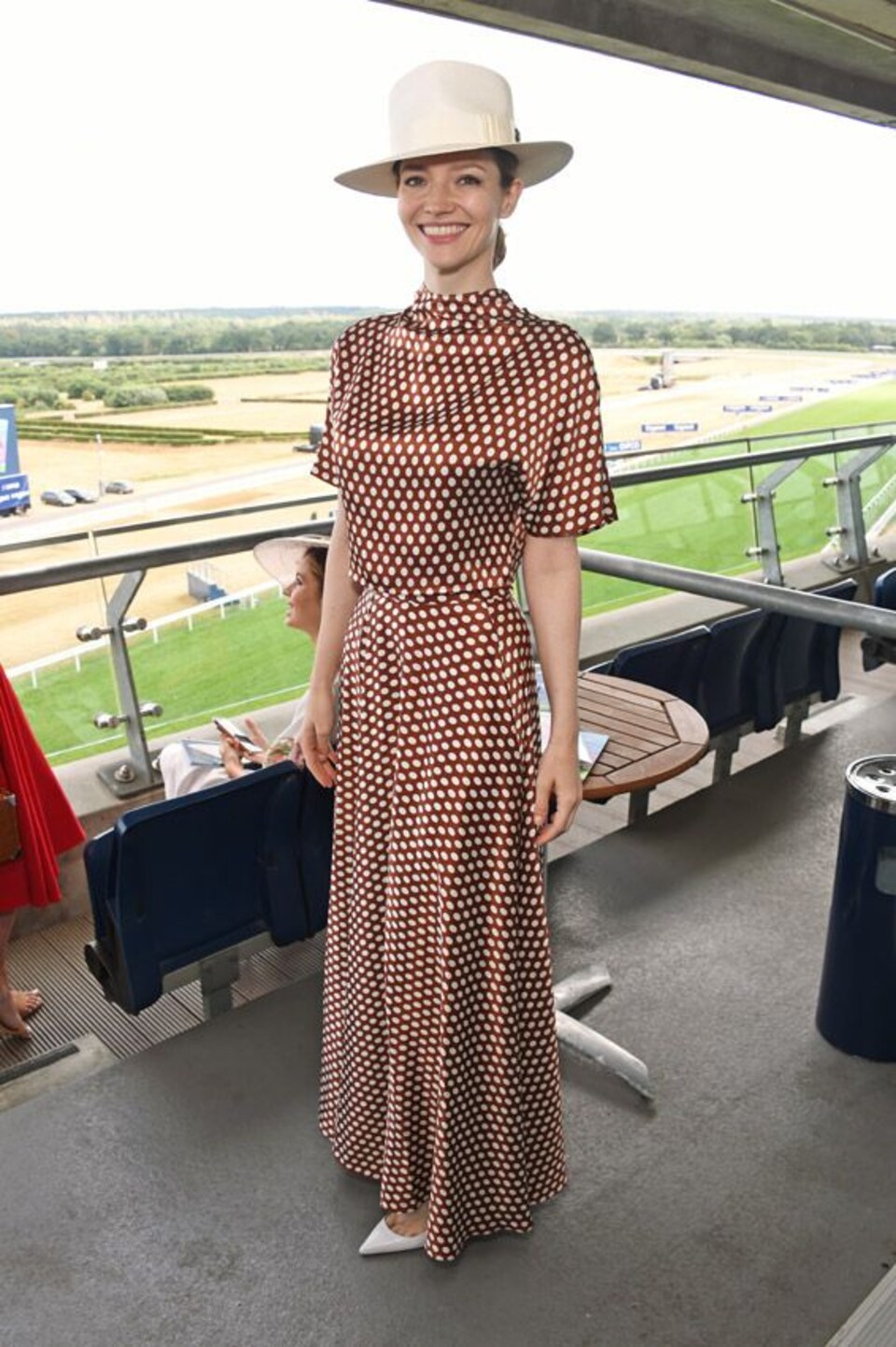 Issy Knowles, la modelo que ha versionado el mítico look de Julia ...