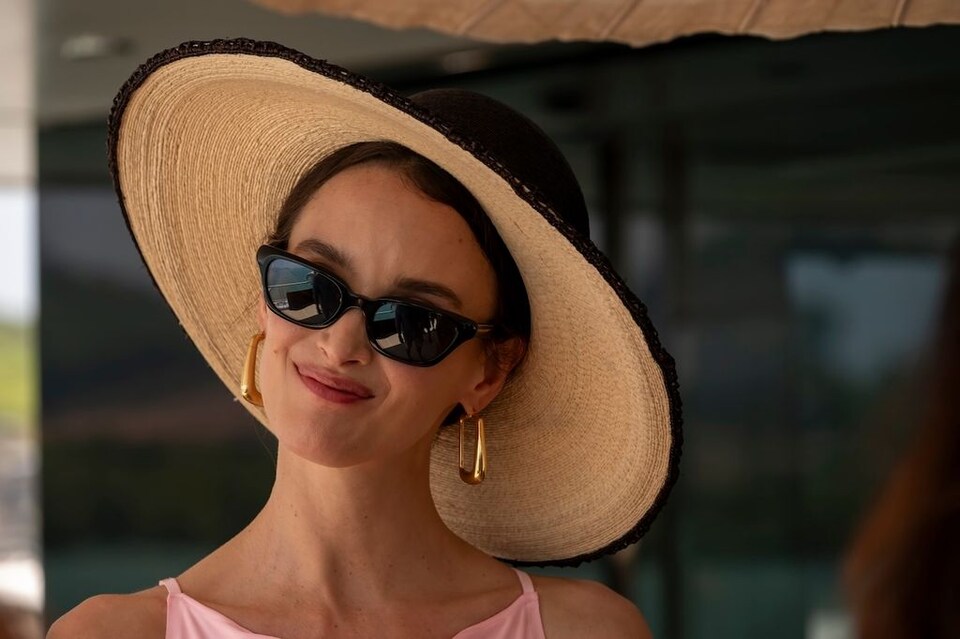 Jacquemus diseña 2 looks a medida para Chloe, la mejor vestida en ‘The ...