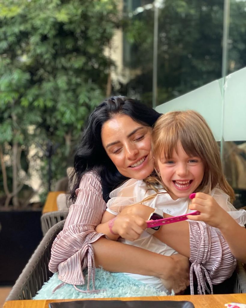 Aislinn Derbez y Mauricio Ochmann sorprenden a su hija Kailani con una ...
