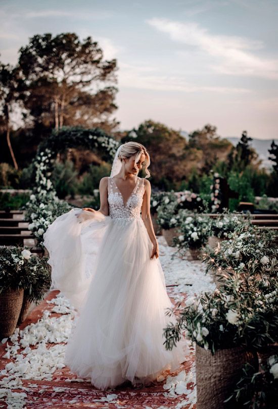 La romántica boda ibicenca de Delia Lachance, pura inspiración para ...