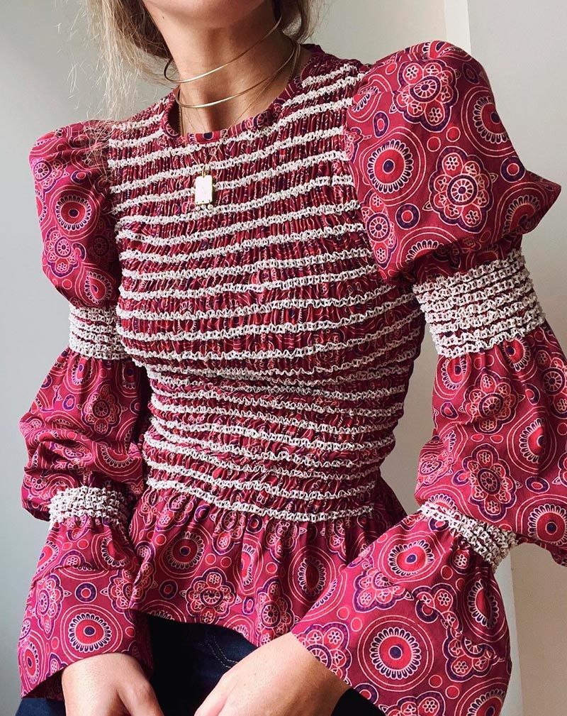 Blusas románticas: la tendencia que mejor queda con vaqueros en primavera