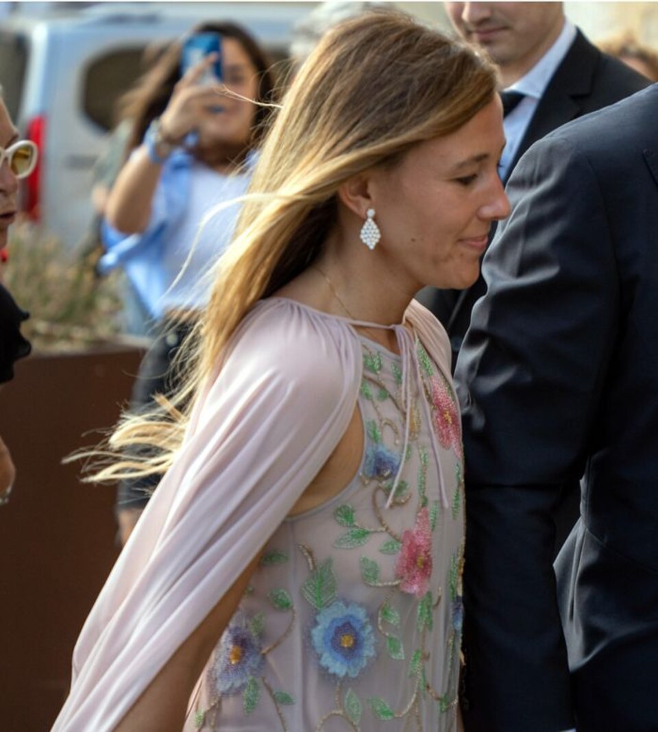 María Valls elige un original vestido con capa y bordados florales para ...