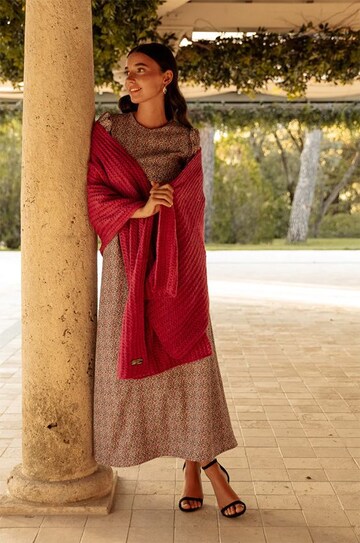 Invitadas con capa: la tendencia que triunfa en las bodas