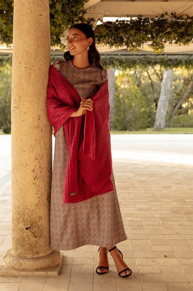 Invitadas con capa: la tendencia que triunfa en las bodas