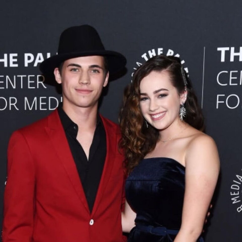 La historia de amor secreta de Mary Mouser y Tanner Buchanan, de 'Cobra ...