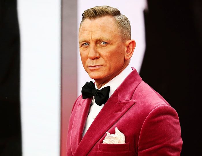 Daniel Craig Smoking De Corpo Inteiro