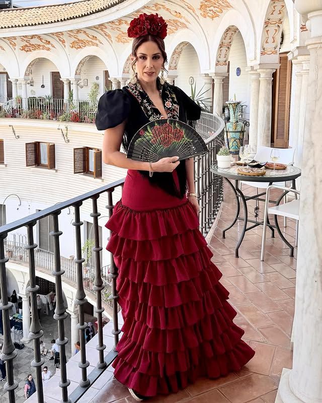 Jacky Bracamontes deslumbra con su look de sevillana | ¡HOLA!