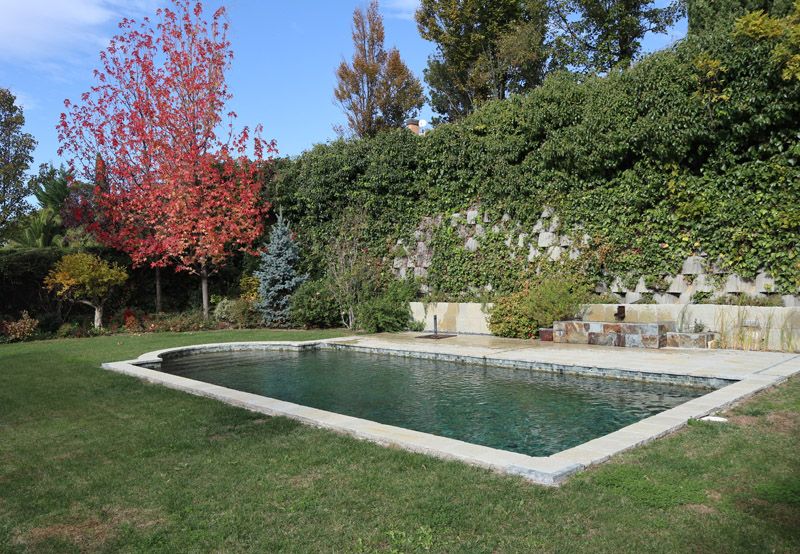 Fuentes de distintos estilos, formas y materiales para decorar el ...