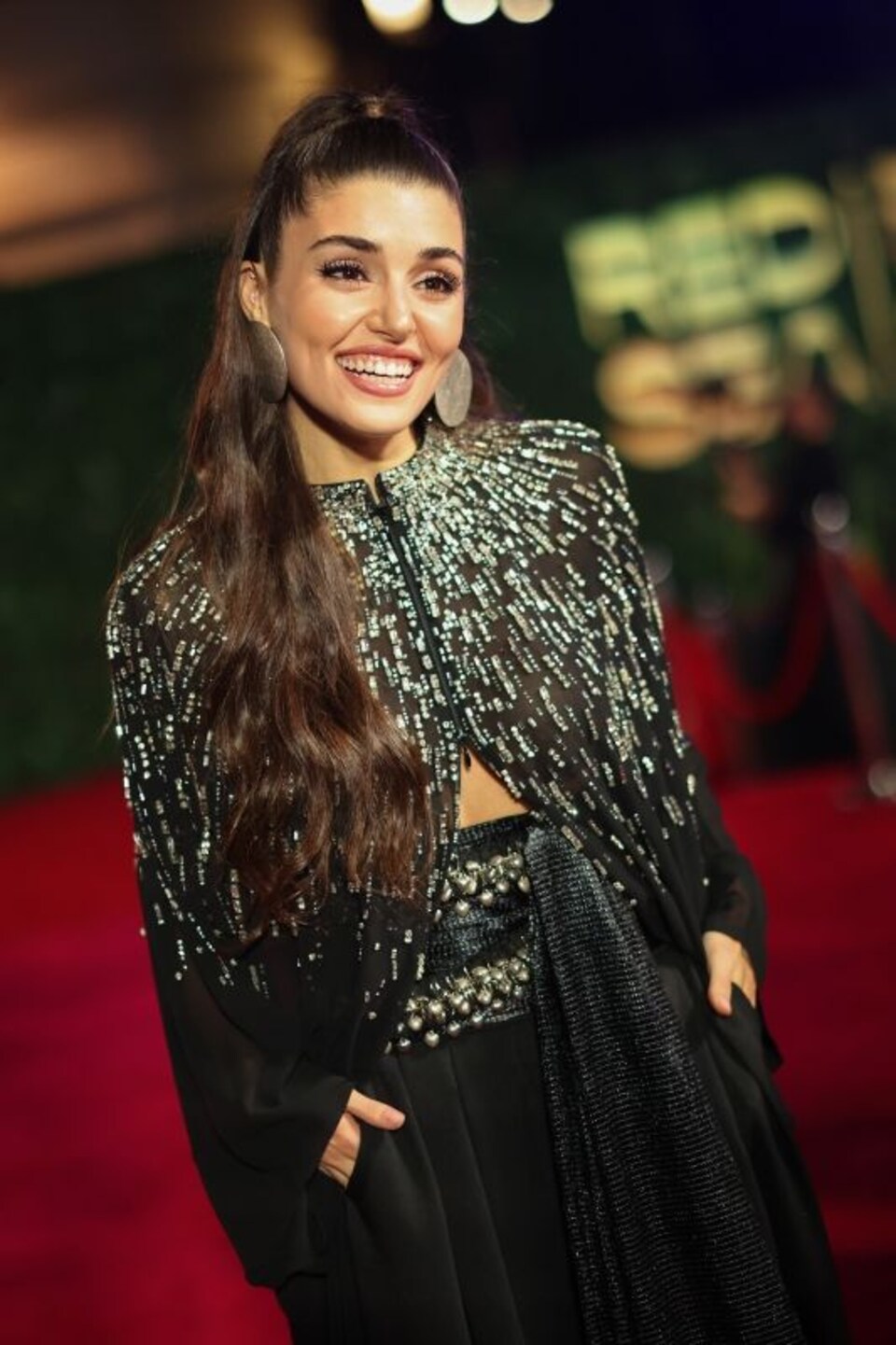 Así es la nueva película romántica que Hande Erçel protagonizará junto ...