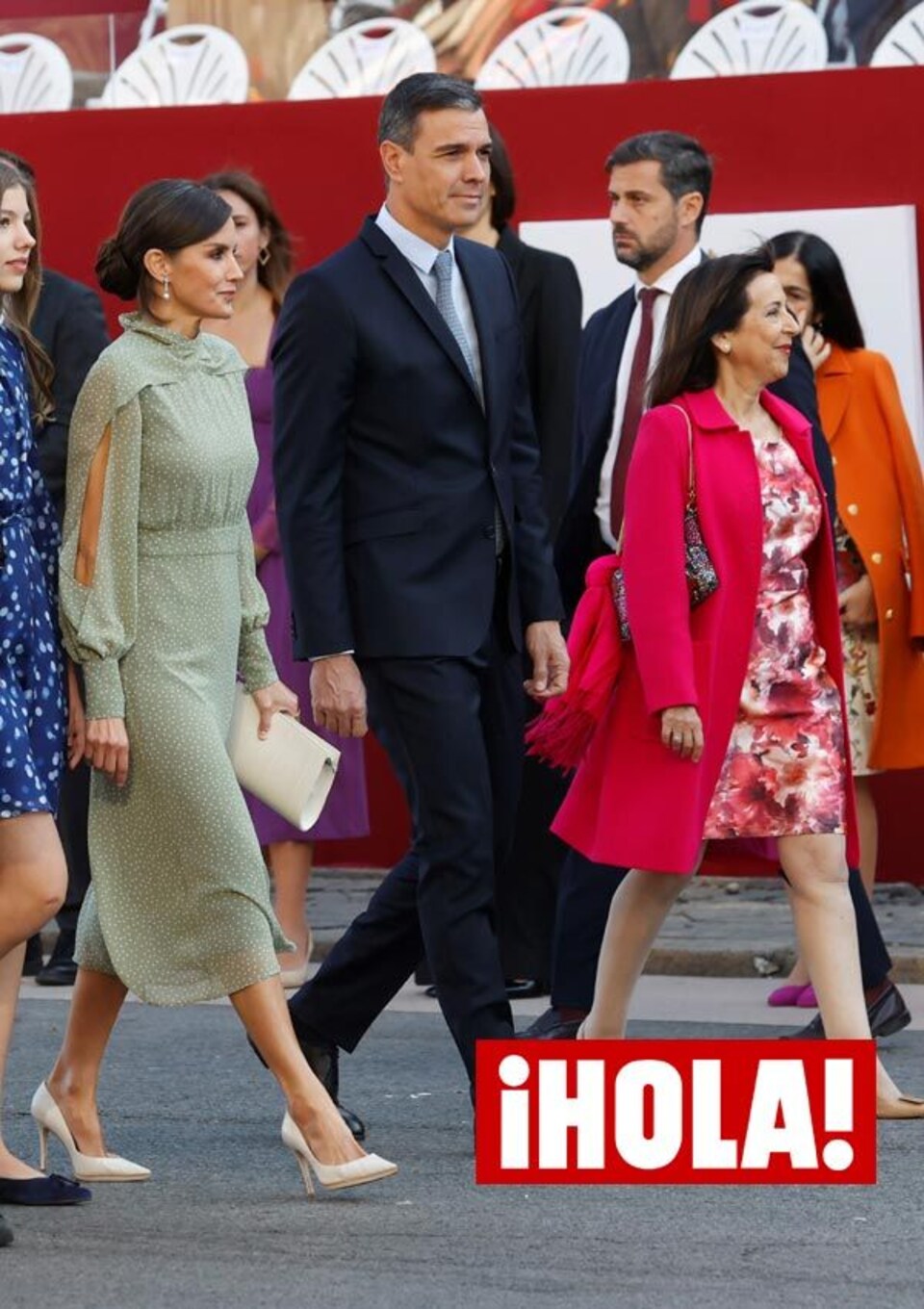 La reina Letizia sorprende con su look sevillano de mangas cut-out en ...