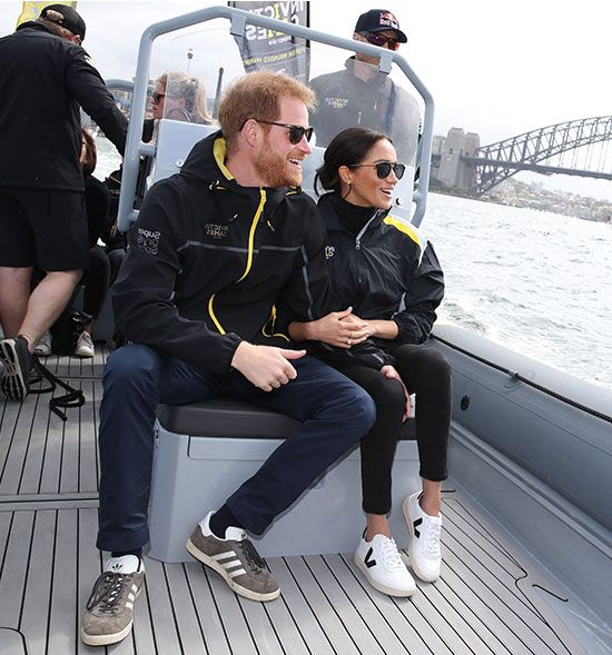 Meghan Markle lleva las zapatillas parisinas de las 'influencers'