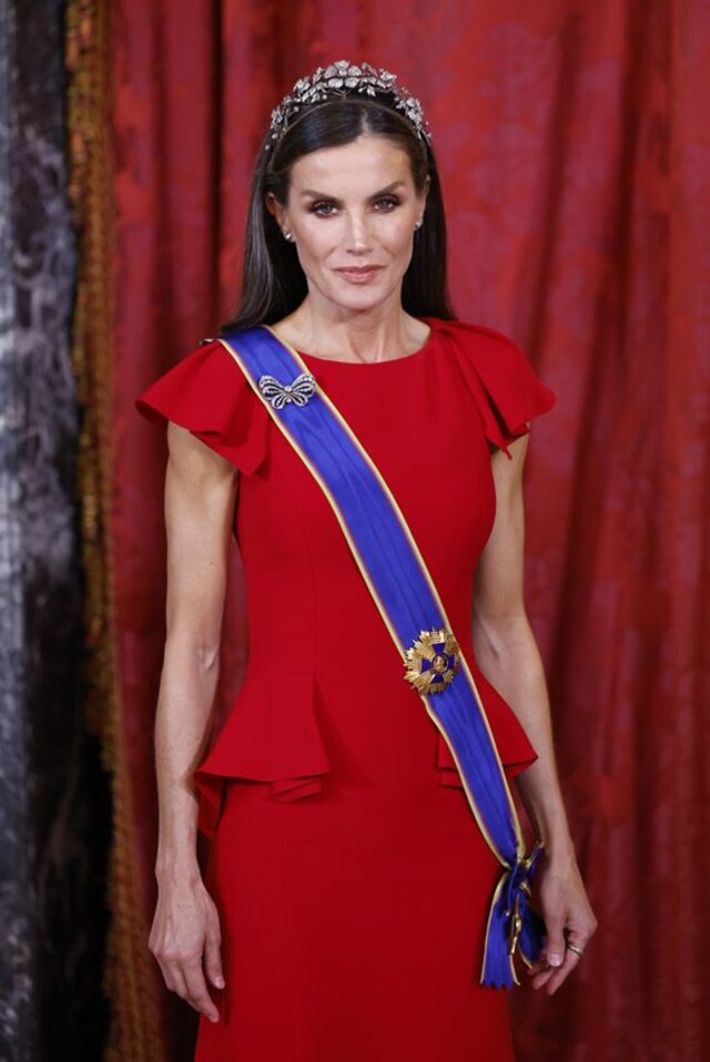 La reina Letizia vuelve a llevar tiara y estrena un broche de doña Sofía