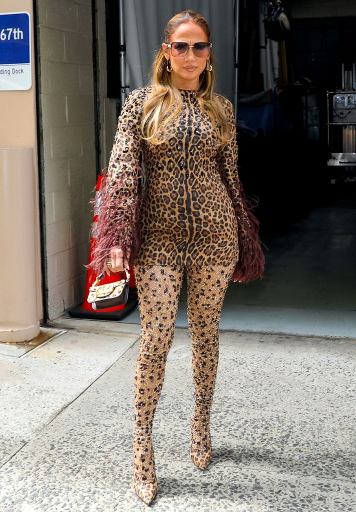 Jennifer Lopez y Anne Hathaway, conectadas por el look 'animal print ...