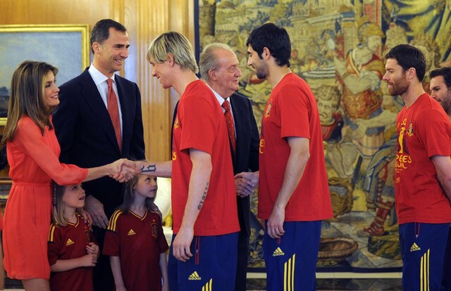 Las infantas Leonor y Sofía, emocionadas con la copa de los Campeones ...