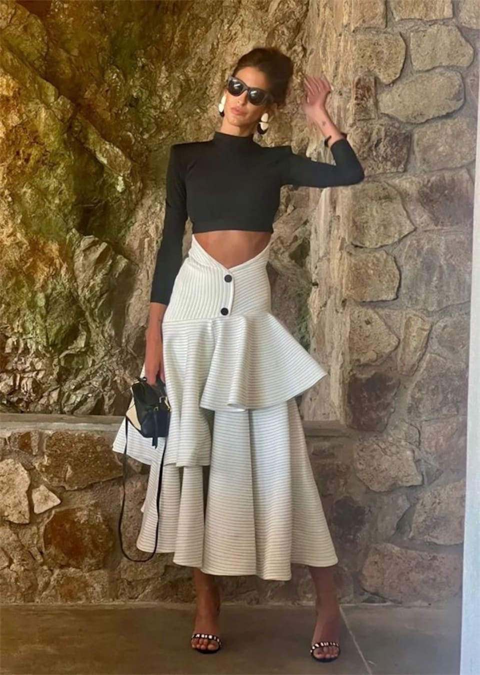 Inés Domecq deslumbra en México con un look de invitada bicolor y andaluz
