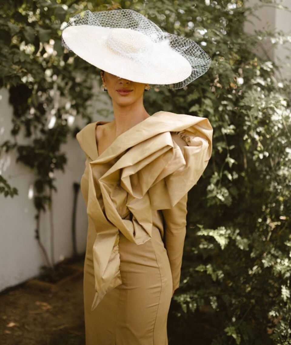 Invitadas de blanco: cuándo y cómo acertar sin romper el protocolo