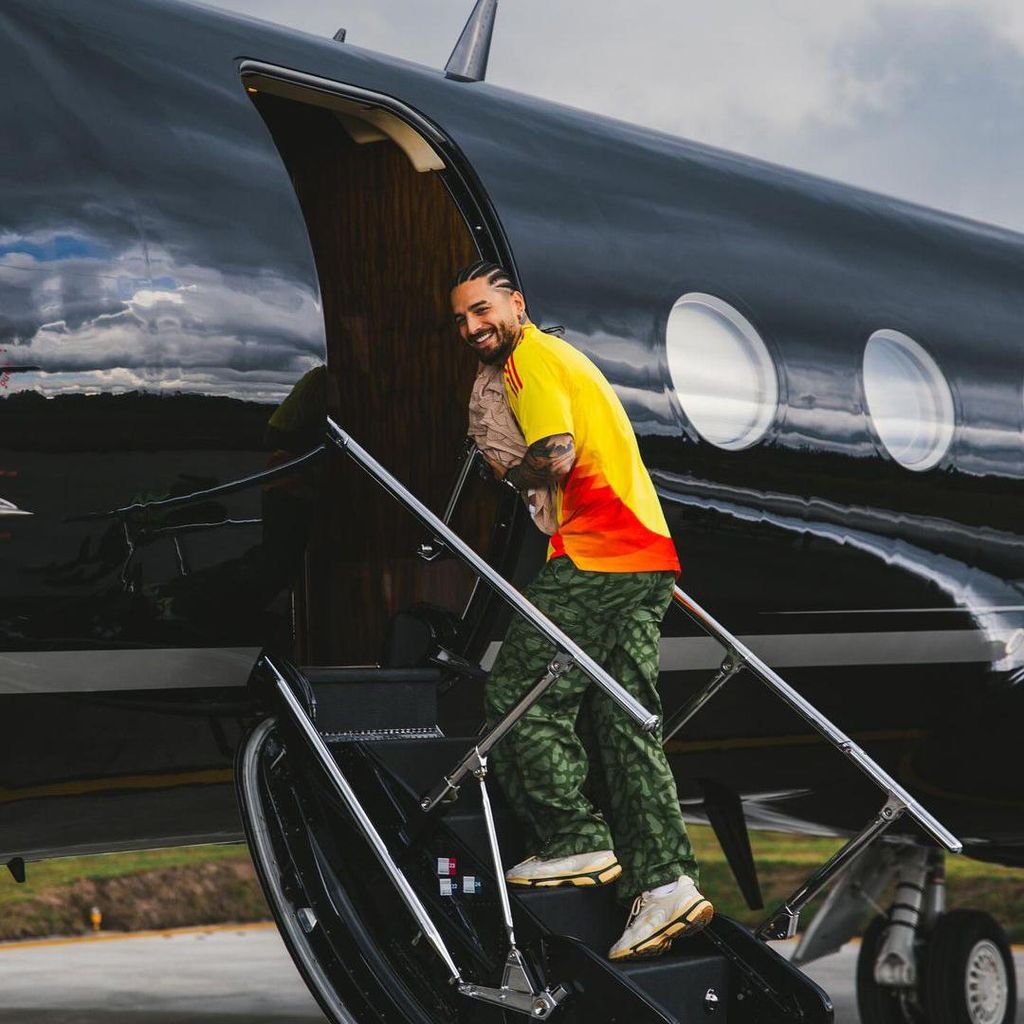 Maluma, el papá más feliz, comparte el primer viaje en avión de su hija ...