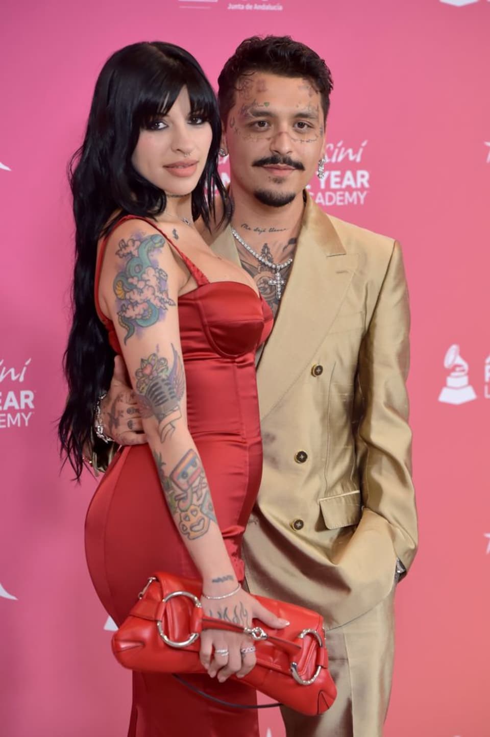 El impactante vestido rojo de Cazzu en el estreno de 'Dolce' | ¡HOLA!