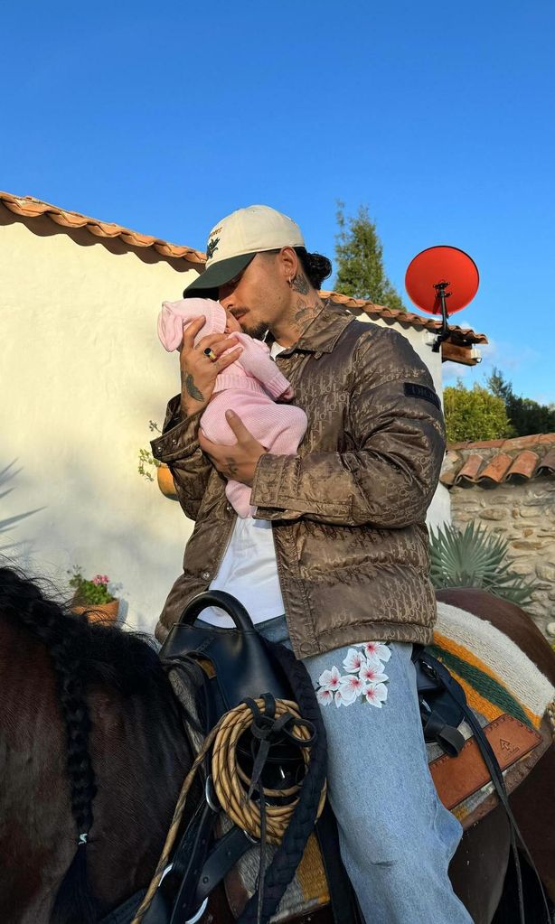 Maluma y su tierno recorrido con su pequeña Paris por su rancho | ¡HOLA!