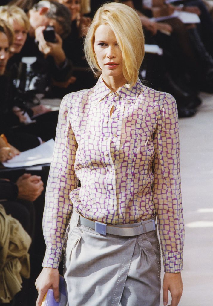 El cambio de Claudia Schiffer desde sus desfiles en 1999 hasta ahora