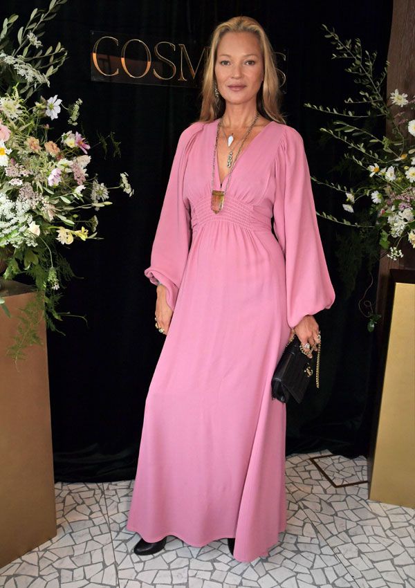 Kate Moss apuesta por el vestido monocolor que adoran las chicas 'boho'