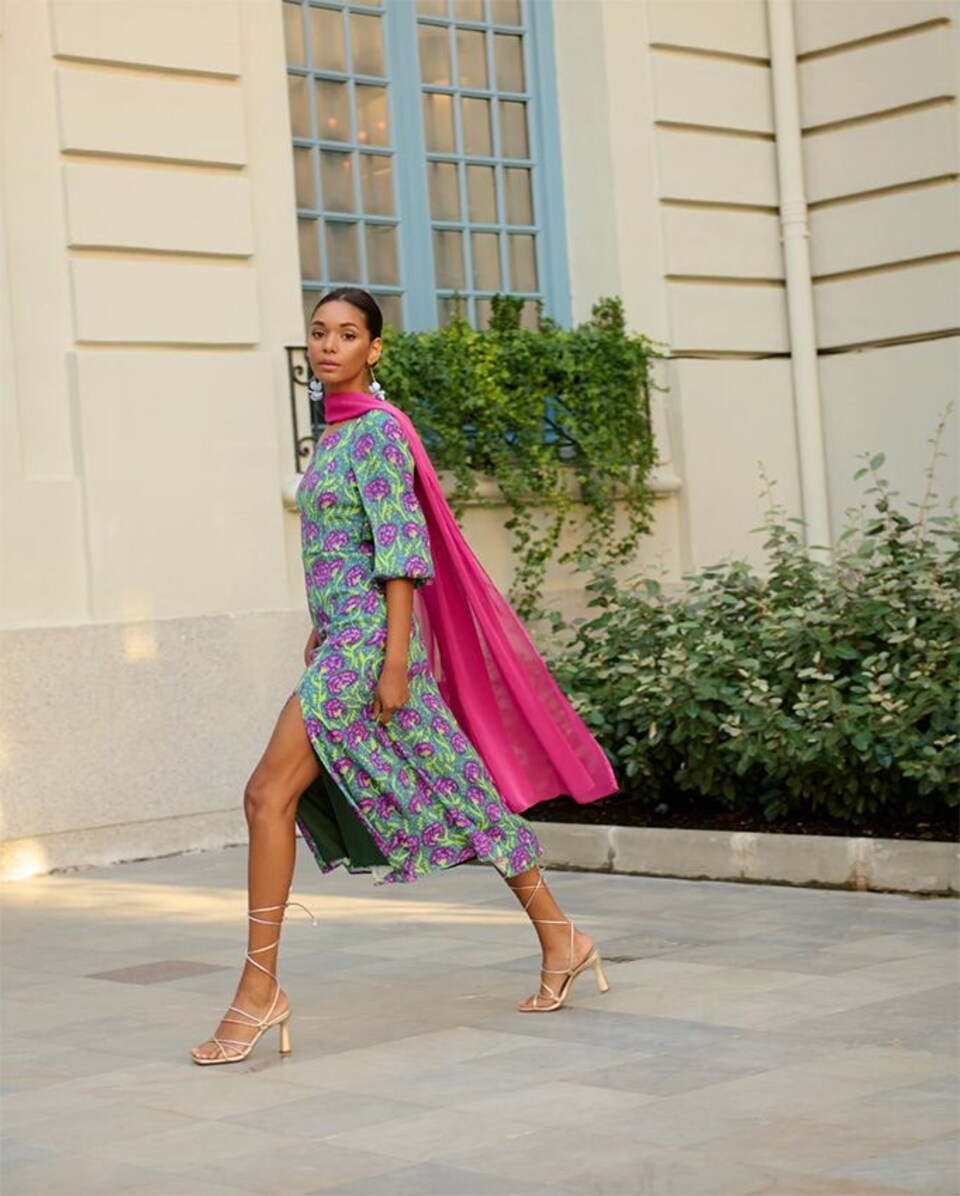 Invitadas con capa: la tendencia que triunfa en las bodas