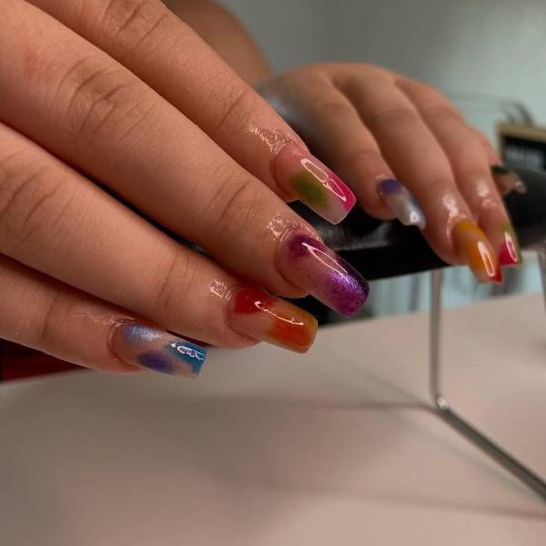 Cómo hacer la manicura 'eyesadhow nails' con sombra de ojos
