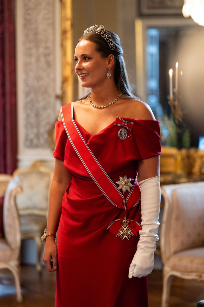 Ingrid de Noruega versiona el vestido de novia de Miley Cyrus y Demi Lovato