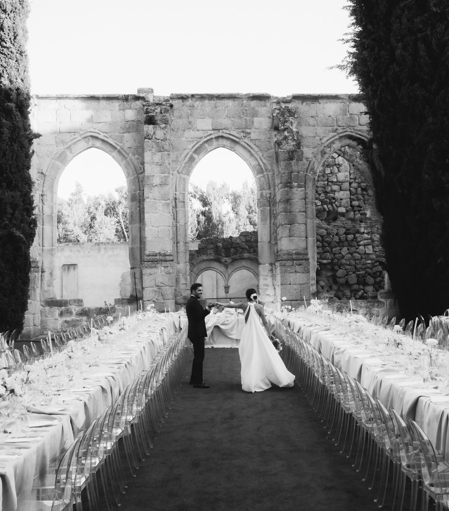 Un monasterio en ruinas y decoración de sal: la boda de Ana en la ...