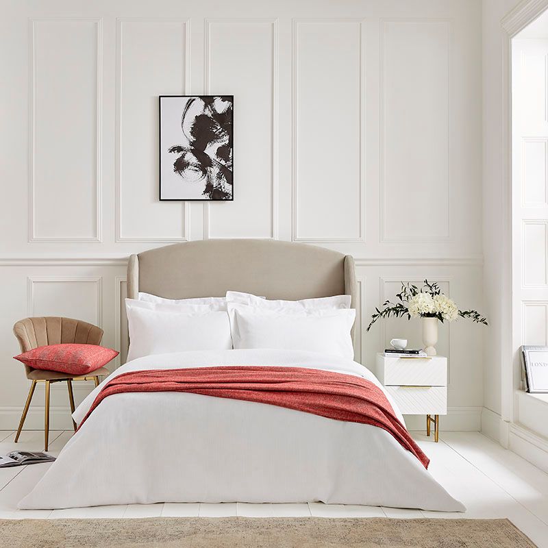 ¿Sabes cómo decorar y vestir tu cama como una estilista profesional?