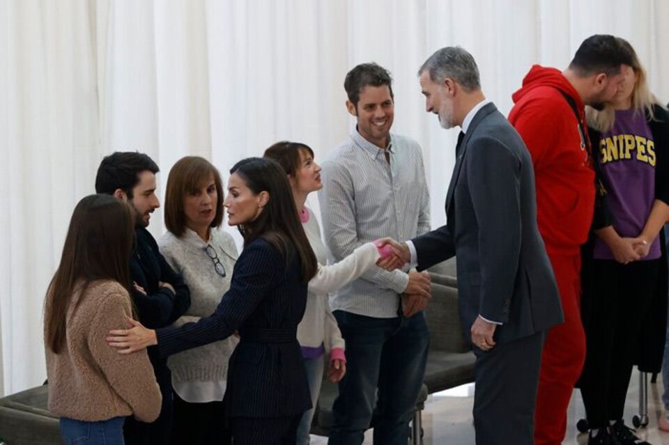 Los reyes Felipe y Letizia visitan a los afectados por el trágico ...