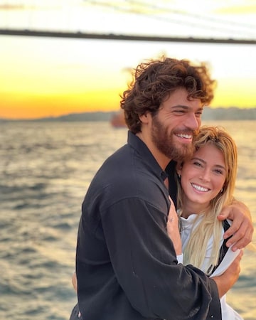 Can Yaman confirma con un beso su relación con la dj Sara Bluma