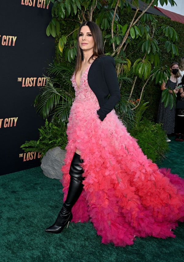 Sandra Bullock y su vestidazo de tul y brillantes... ¡con botas ...