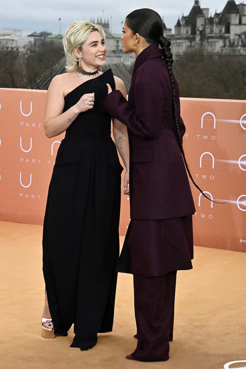 Zendaya estrena nuevo look en Londres con una maxitrenza de 'Avatar'