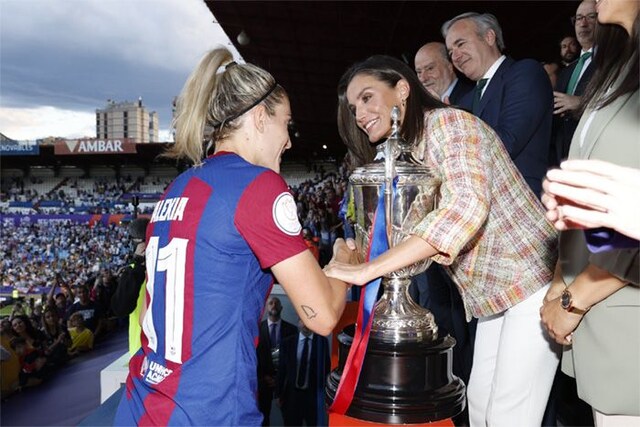 La Reina preside la final de Copa en Zaragoza: de su tierna escena con ...