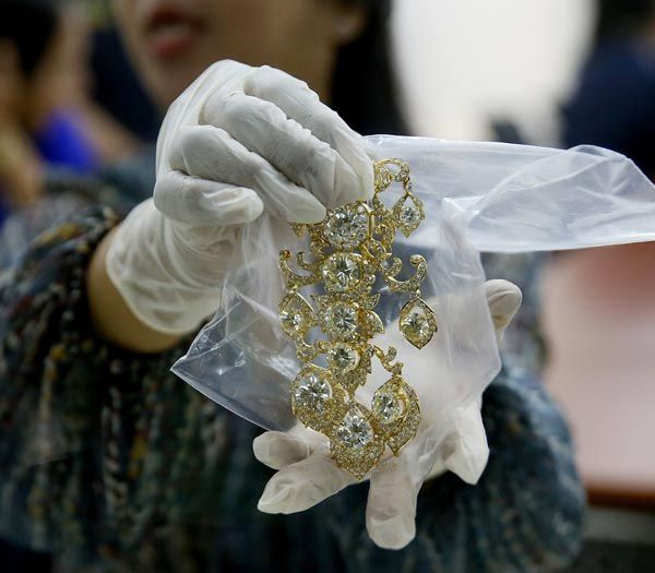 La fabulosa y excéntrica colección de joyas de Imelda Marcos, valorada ...