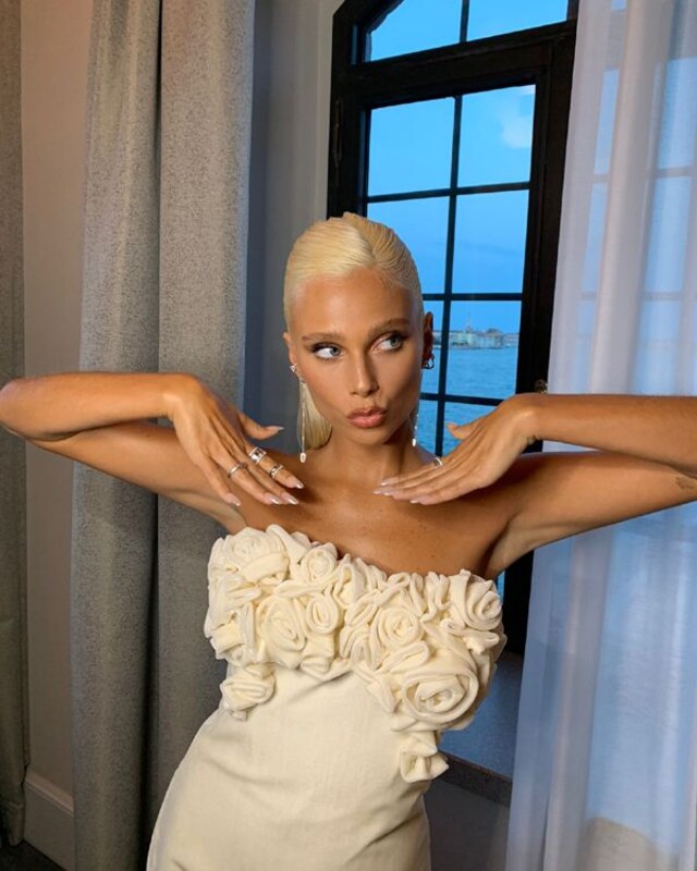 El minivestido de flores de Valentina Zenere que ha estrenado en Italia ...