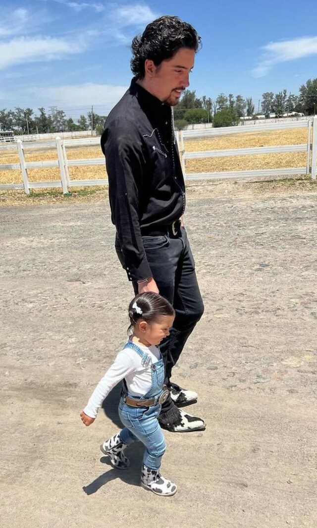 Alex Fernández presume el nuevo posado familia con su hija Nirvana | ¡HOLA!