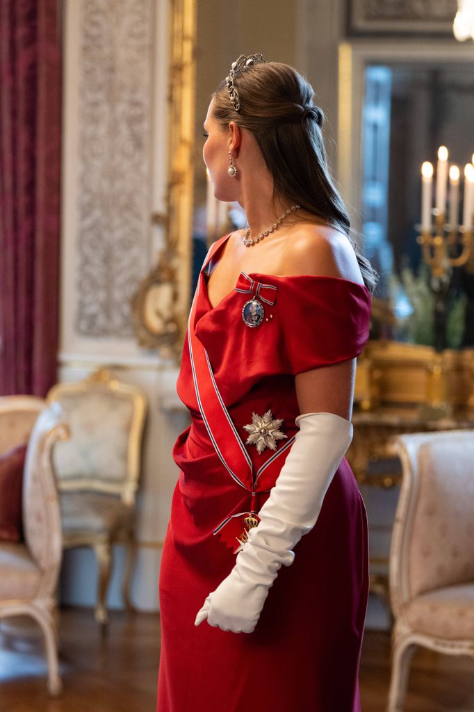 Ingrid de Noruega versiona el vestido de novia de Miley Cyrus y Demi Lovato