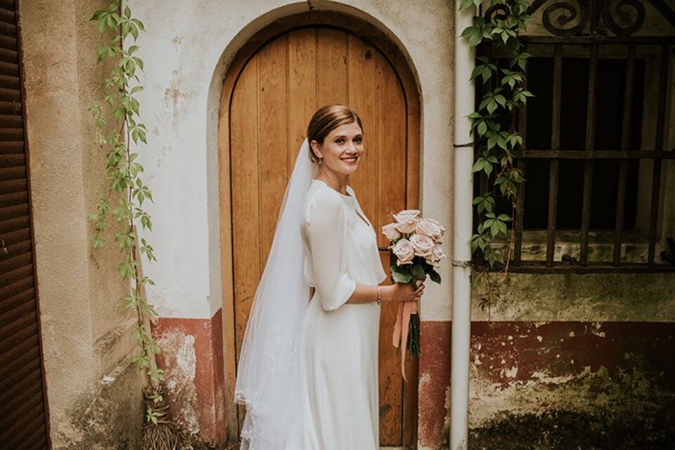 Novias virales con velo sencillo: el look que nunca falla