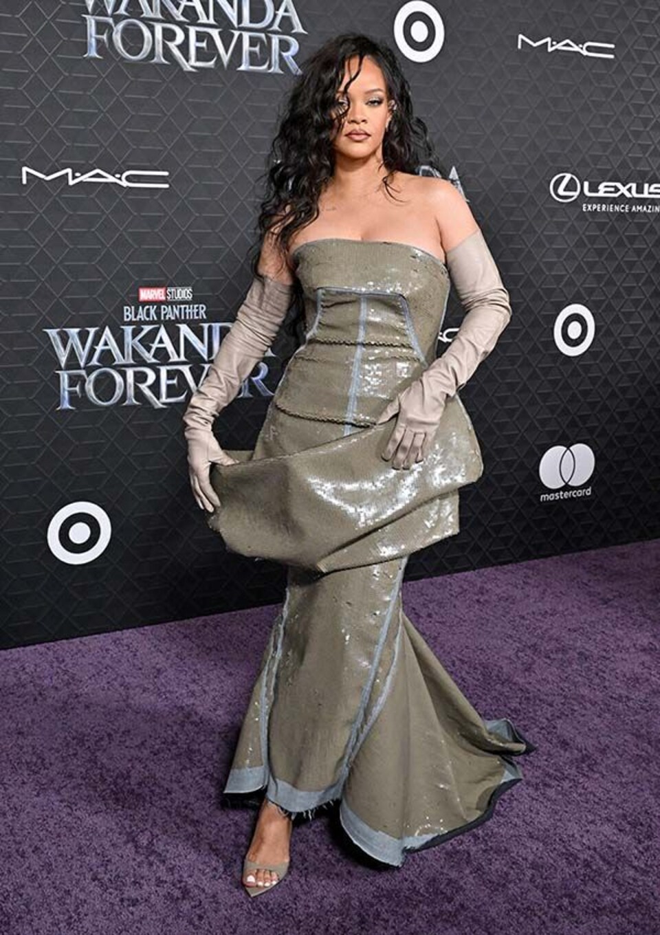 Rihanna regresa a la alfombra roja con un look coordinado de lentejuelas