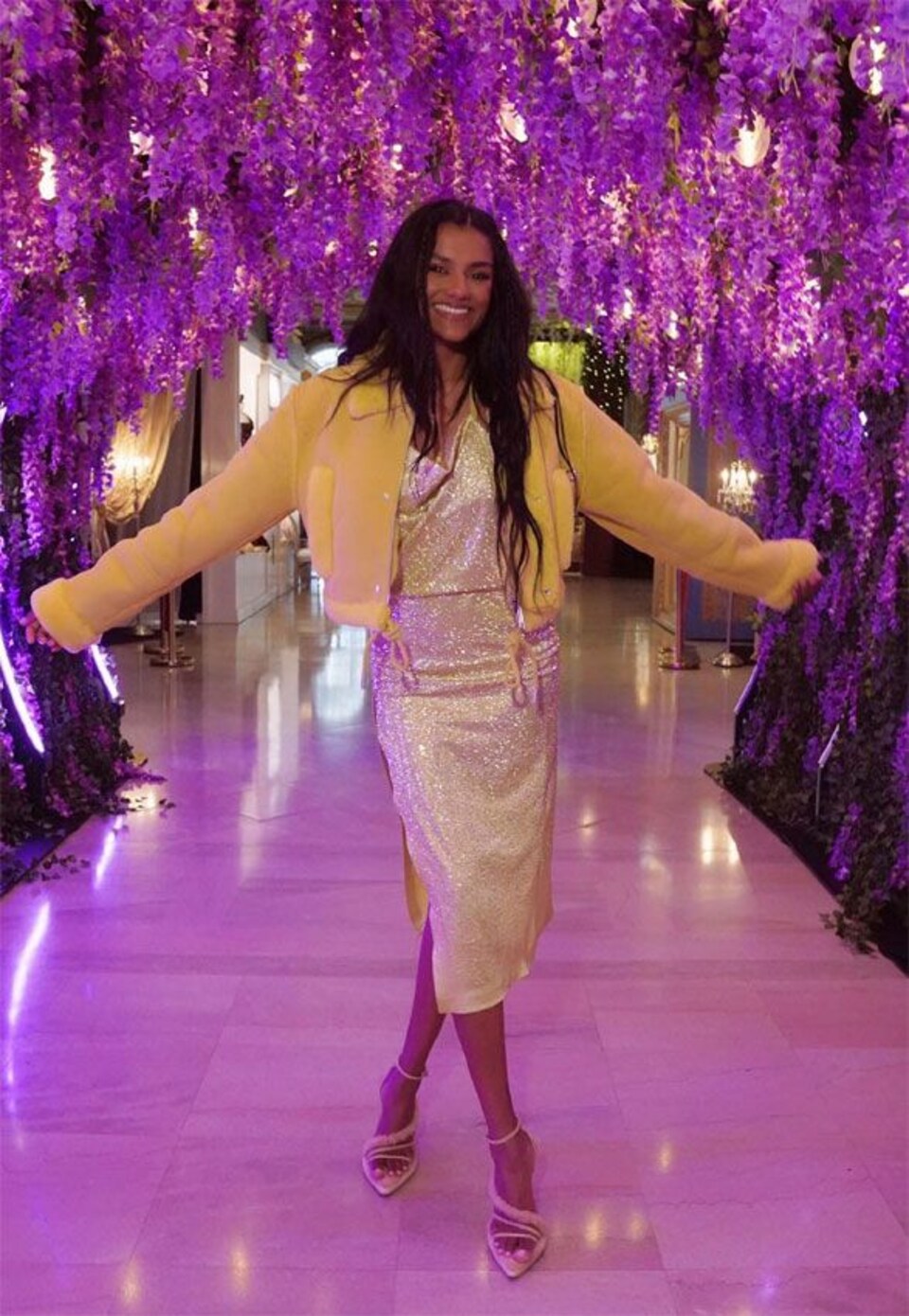 Simone Ashley ('Los Bridgerton') se viste de gala para un baile muy moderno