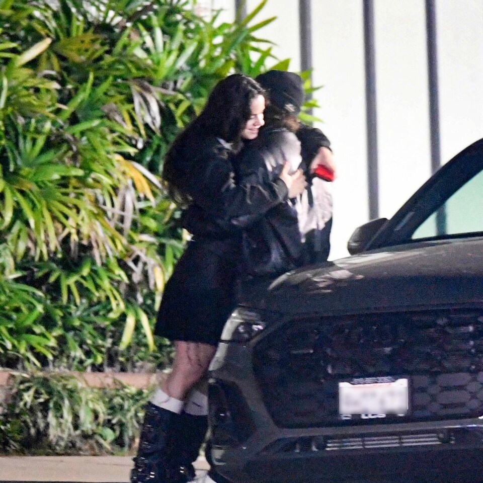 Jeremy Allen White se refugia en los brazos de Rosalía | ¡HOLA!