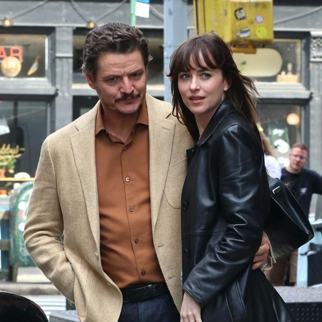 Pedro Pascal y Dakota Johnson, juntos y en un apasionado beso en las calles de Nueva York | ¡HOLA!