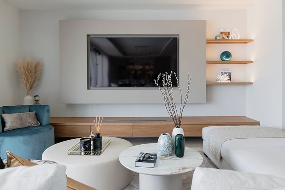 Salones con paneles decorativos para integrar el televisor, una ...