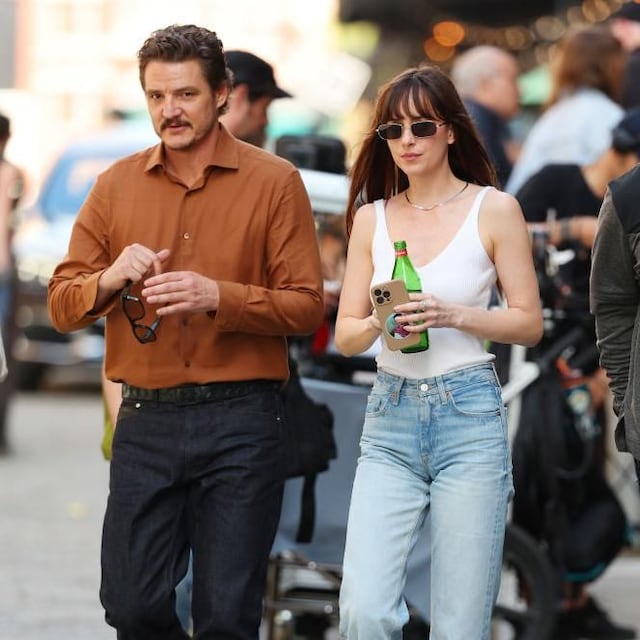 Pedro Pascal y Dakota Johnson, juntos y en un apasionado beso en las calles de Nueva York | ¡HOLA!