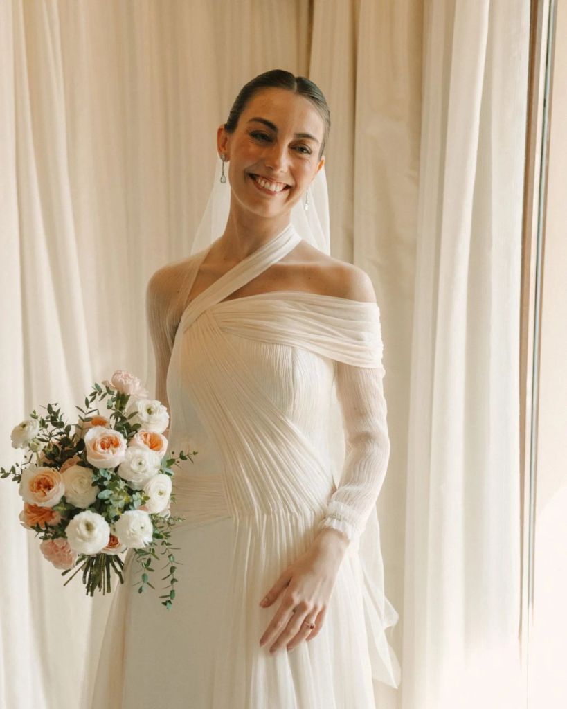 Las novias más virales llevan vestidos plisados y estos 13 diseños lo ...