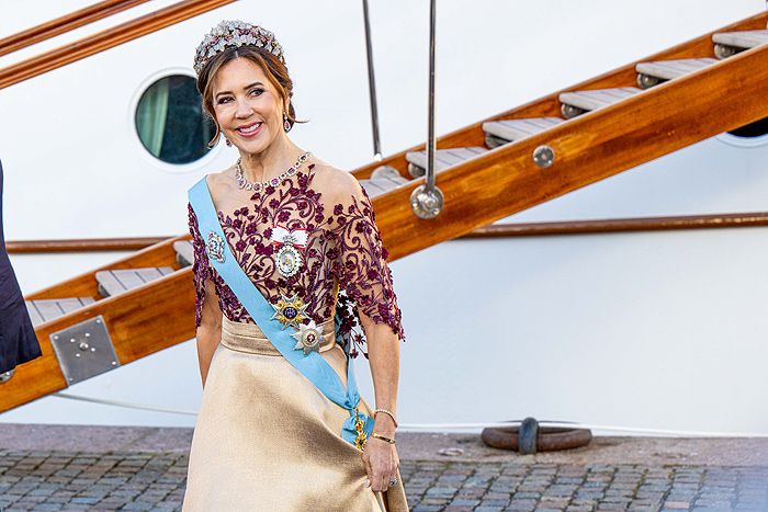 Con su tiara de princesa y nuevas distinciones: la reina Mary acude con ...