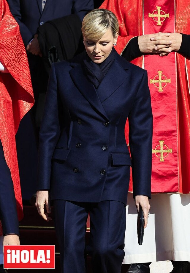 Los dos looks elegantes y sencillos de Charlene de Mónaco en Santa Devota