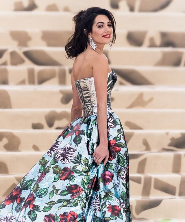 Amal Clooney y su exquisito gusto con sus vestidos de fiesta